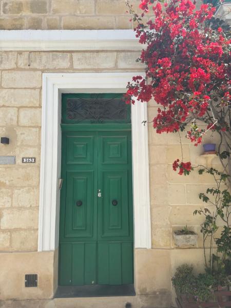 Iris -Paola Modern Townhouse - Malta International Airport (MLA)