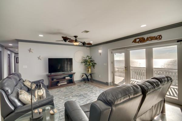 Front Row Beachfront Long Beach Getaway - Gulfport, MS