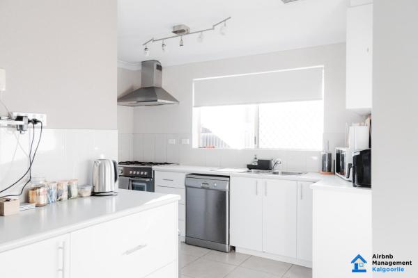 Spacious 5-bed House Opposite Golf Course - Kalgoorlie - Boulder