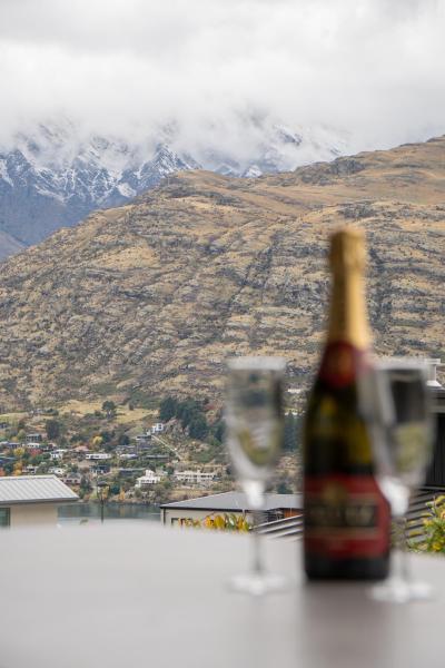 Saint's Queenstown - Queenstown