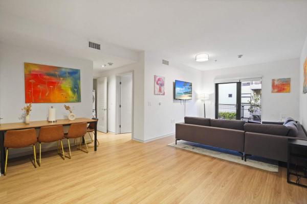 Hollywood Haven Luxury 2br Apartment With Hot Tub Balcony - Hollywood, CA