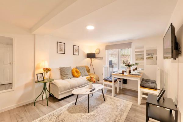Large One Bedroom Apartments Southsea Sleeps 3 - Free Parking - Hayling Island