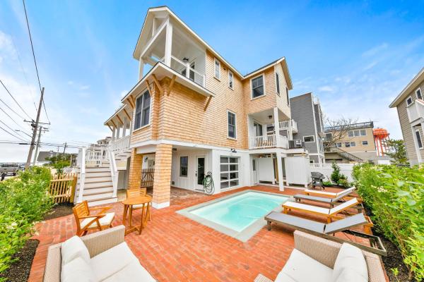 Steps From Sand And Fun Beach Haven Retreat With Pool - Beach Haven, NJ