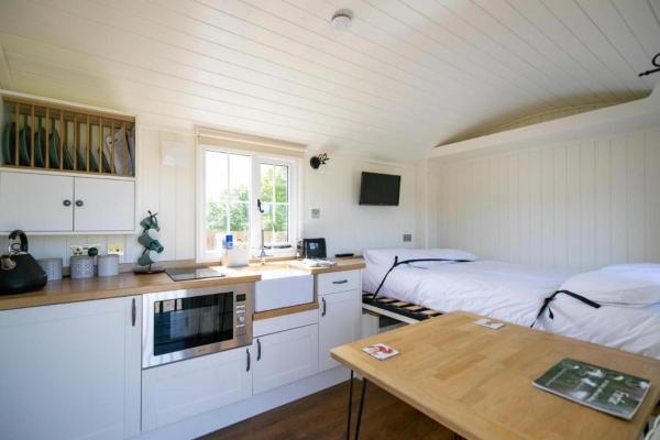1 King-size Bed Deluxe Cabin - Free Parking - Scotland
