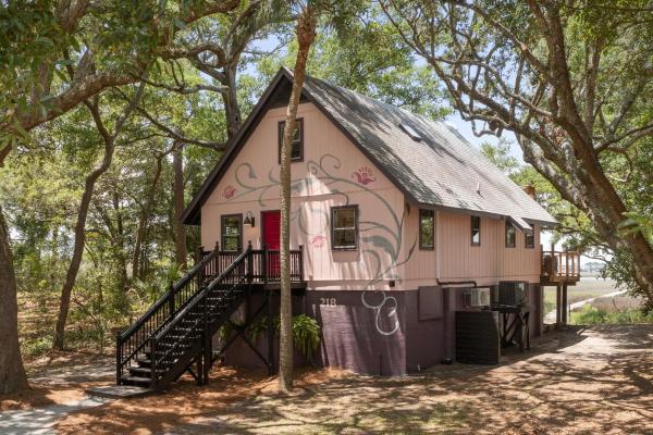 Folly Vacation Vintage Cottage With Private Dock Pet Friendly - Folly Beach, SC