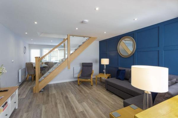 Castle View - 2 Bed Stylish Coastal Port Solent Retreat With Views! Parking, Sleeps 6 - By Blue Puffin Stays - Portsmouth