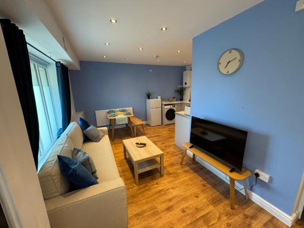 Stretford Apartment - Sleeps 6 - Wifi - Parking - Near Stadium - Sale