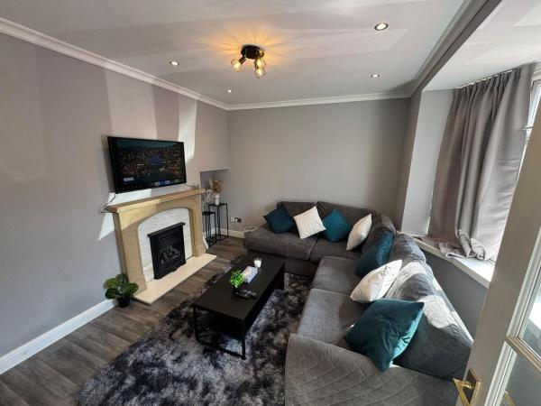 Modern 3-bed Home With Parking & Garden Wolverhampton - Wolverhampton