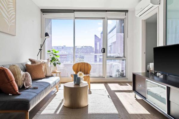 Stylish 2br Apt Steps From Vic Market With Parking - Kensington