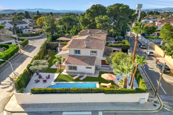Villa Elia, Cinema, Gym, Kidsroom, Pool & Bbq - La Pobla de Vallbona