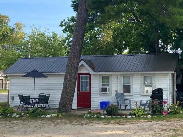 1 Bedroom Cottage 2 Minutes From Beach 1 - Wasaga Beach