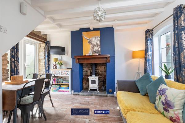 Pet Friendly Cottage By Kbs Stayhub Short Lets & Serviced Accommodation Stonehouse With Log Fire, Parking - Herefordshire