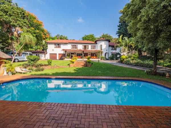 Burleigh Villa 7 Bedrooms & 6 Bathrooms - Durban