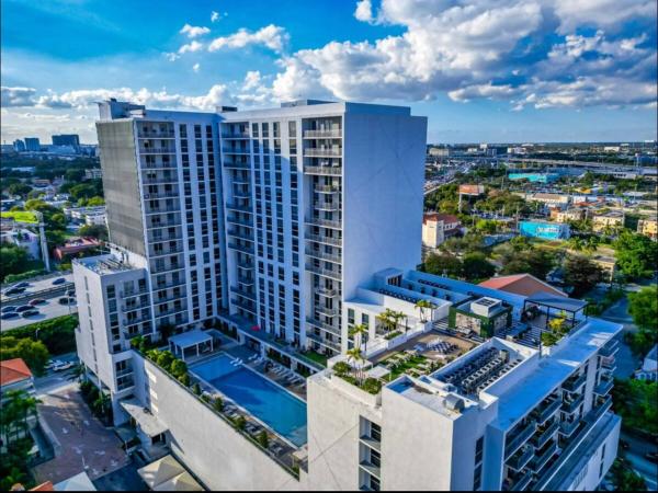 Luxury High Rise Near Brickell With City View Rooftop Pool Spa And Free Parking - Miami, FL