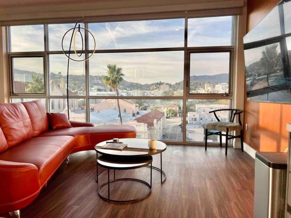 Penthouse 2 Bedroom With Hollywood Sign View! - Los Angeles, CA