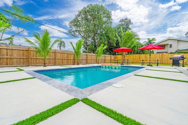 Modern & Cozy Private Pool Home - Pembroke Pines, FL