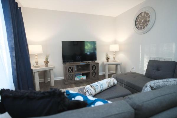 Modern Two Br Townhome, Workspace, Free Parking And Wi-fi - Clayton, NC