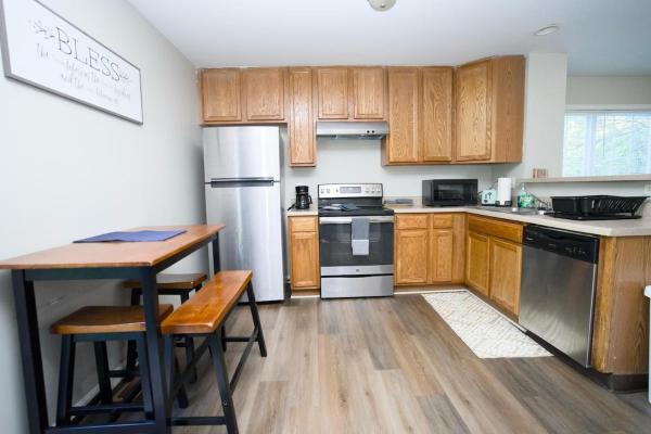 Modern Two Br Townhome, Workspace, Free Parking And Wi-fi - Clayton, NC