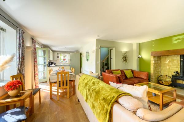Cosy Cotswold Lodge By Your Home Here - Summer Sale For 3 Plus Nights - Ideal For Families With Log-burner, Spa, Private Parking, Ev Recharging And Heated Swimming Pools - South Cerney
