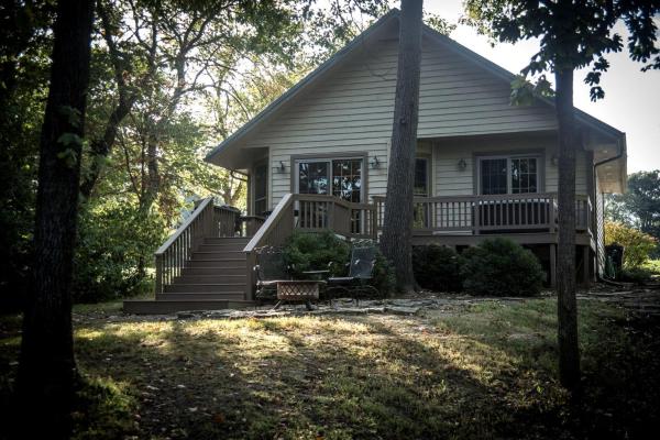 Wonderful Lakefront Cabin With Hot-tub In Carbondale, Illinois - Carbondale, IL