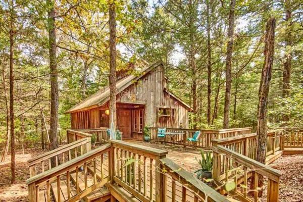 Cozy And Comfortable Kid-friendly Cabin Rental For A Memorable Family Getaway Nestled In The Serene Forest In Ben Wheeler, Texas - Chandler, TX