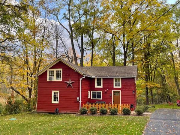 The Red Country Cottage - Millbrook, NY