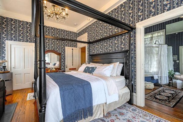 Free Parking & Private Bath Mandeville King Suite In A Charming 1888 Victorian House - Bluffton, SC