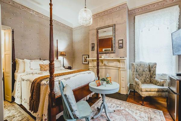 Free Parking & Private Bath Azalea Room In A Charming 1888 Victorian House - Savannah, GA