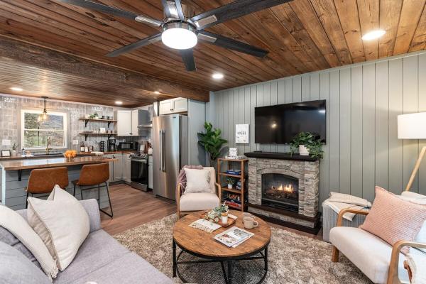 Hot Tub - Fire Pit - River - State Park - King Bed - James River State Park, Gladstone