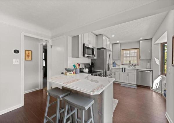 Luxury Cleveland Home With Fitness Equipment And Yard - Parma, OH