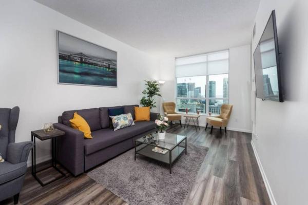 Chic 1br Condo Lake And City Views Plus Free Parking - Toronto