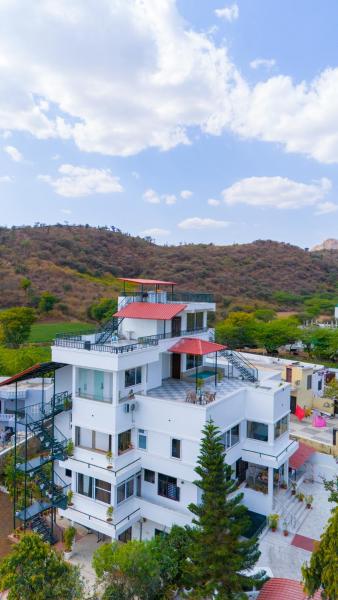 Alaya Stays Kodiyat 4-bhk Pet-friendly Villa With Views Of Sajjangarh Palace - Udaipur