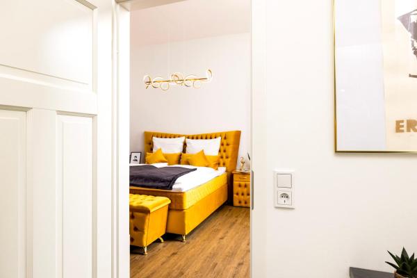 Nora Stays Dresden Hauptbahnhof - Dresden