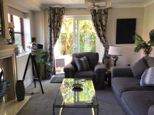 Stunning Fir Trees Corner 3 Bedroom Detached Executive House With Free Drive Way Parking For 2 Vehicles 1 Mile From M5 Dogs Welcome - Worcester
