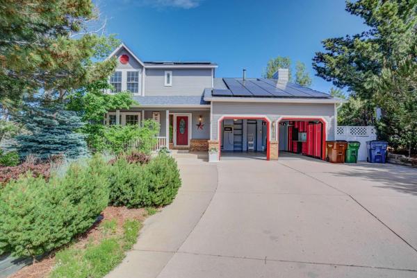 Deep Blue Spacious Escape W Hot Tub & Playground - Colorado