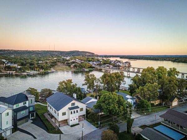 Immaculate Waterfront Family Home For 16 W Private Dock - Kingsland, TX