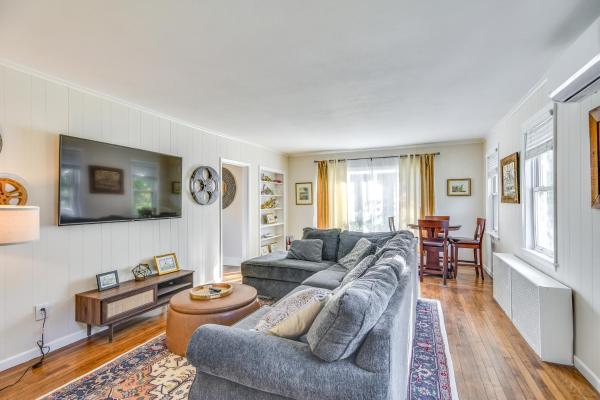 Lovely Westerley Home With Yard And Grill! - Watch Hill, RI