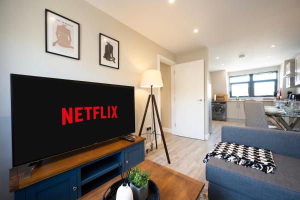 Modern 2 Bedroom Flat, Central Chatham, Self Check-in - Chatham
