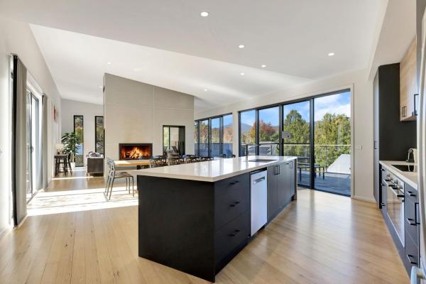 Mountain Mist Retreat - 5 Bedrooms - Bright