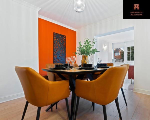 Spacious 3 Bed Home Birmingham Free Parking & Wifi - The Royal Town of Sutton Coldfield
