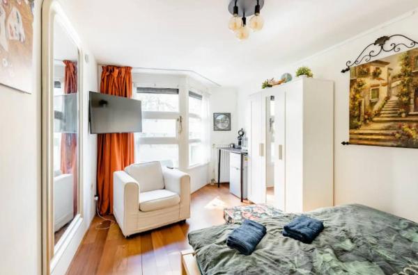 B Center Charming Room On The Canal - Weesp