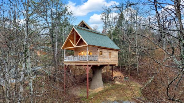 Pigeon Forge Treehouse With Free Tickets To Dollywood, White Water Rafting And More! - Pigeon Forge, TN