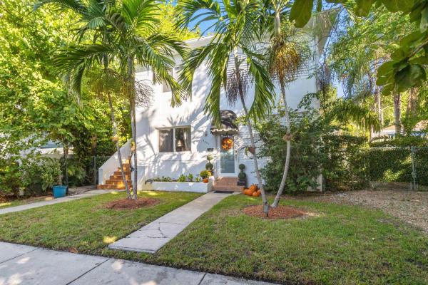 3 Bedroom Apartment With Backyard Oasis - Miami, FL