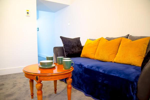Lucky Home 15 - Near Bae, Docks, Lake District - Ideal For Trade & Family - 2 Bedrooms - One Double Bed In Each Bedroom - Max 4 Guests - Barrow-in-Furness