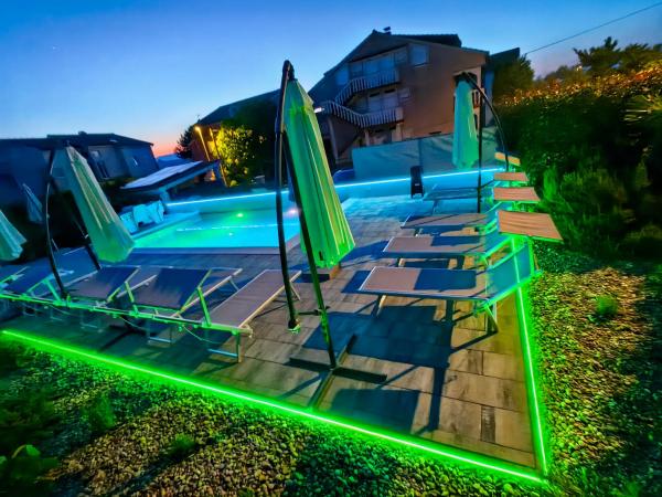 Apartments Lea With Pool 2 - Njivice