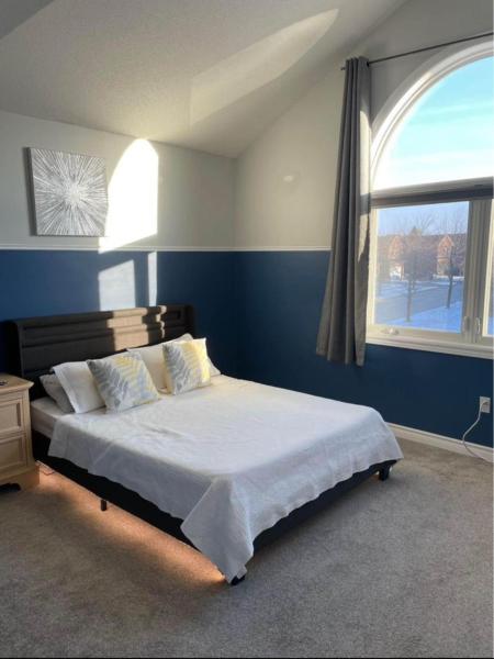Serene Bedroom With Private Ensuite - Georgina