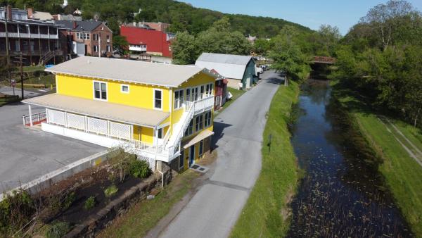 1878 Riverrun B&b - Waterfront, Self-serve Breakfast, Game Room, Wifi, Trail And River Access - Berkeley Springs, WV