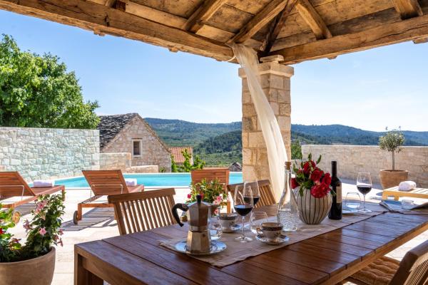 Heritage Island Escape - Casa Bola- Boutique Retreat - Supetar