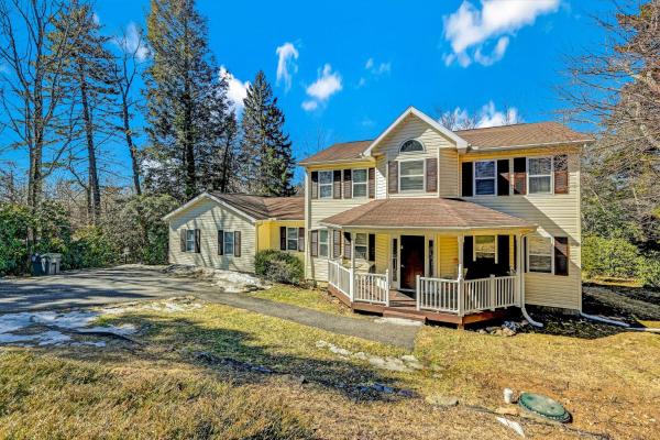 Leisurely Living In Long Pond - Pocono Lake