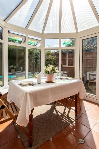 Cosy Homely House With Conservatory And Garden - Woking